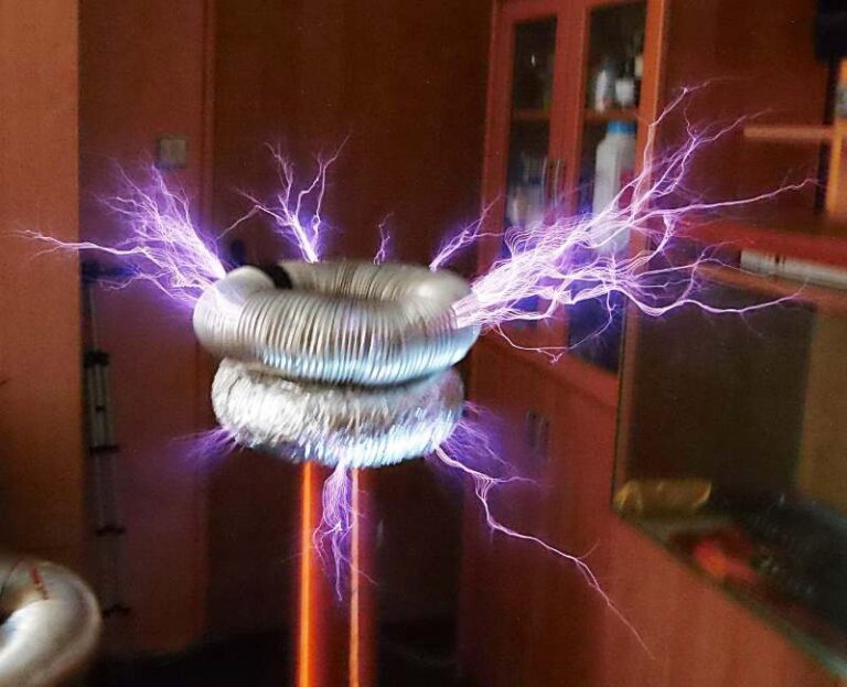 Tesla Coil: Pengertian, Fungsi, Cara Kerja dan Komponennya