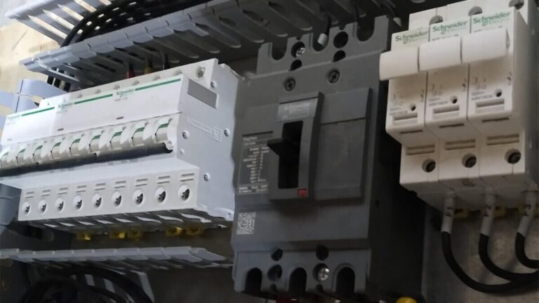 MCCB: Pengertian, Fungsi, Cara Kerja & Perbedaannya