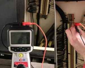 Megger Test: Definisi, Fungsi, Prinsip Kerja, dan Prosedur