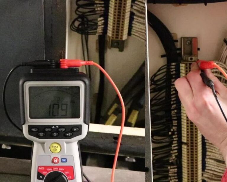 Megger Test: Definisi, Fungsi, Prinsip Kerja, dan Prosedur