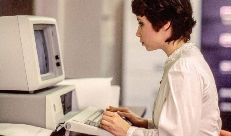 Sejarah Komputer dan Perkembangannya Dulu Sampai Sekarang - Alief Rakhman