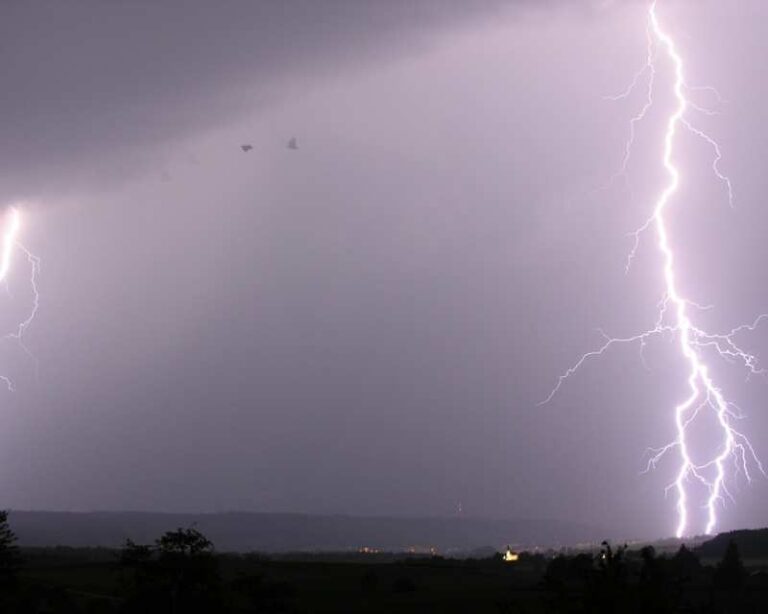 6 Jenis Penangkal Petir dan Karakternya (Franklin, Radioaktif, dll) - Alief Rakhman